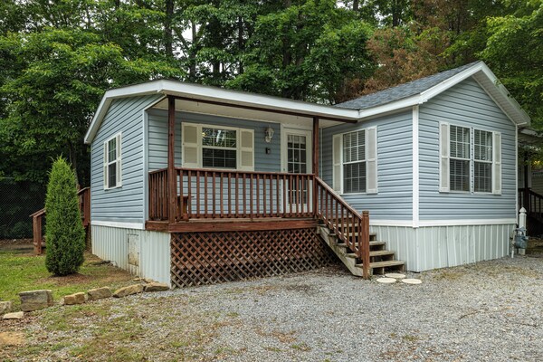 Catch Some Zzz's At The Grizzly Cottage - Monteagle, TN