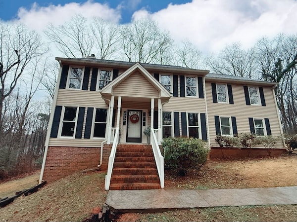 Spacious+peaceful 4bed/2.5bath Disc Golf, Porch, & Gazebo - Johns Creek, GA