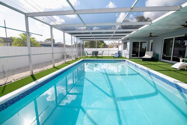 Luxury Retreat Near Hard Rock - Miami Gardens, FL