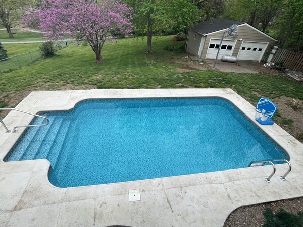 New Listing! Home With A Pool, Park, And Close To Arrowhead & Kauffman! - Independence, MO