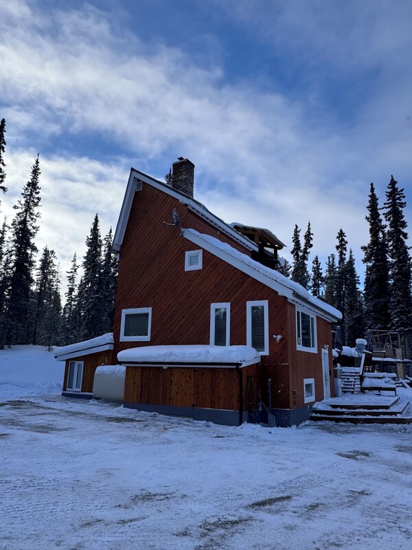 Funky Style House With The Outdoors At Your Feet, Yet Within City Limits! - Yukon