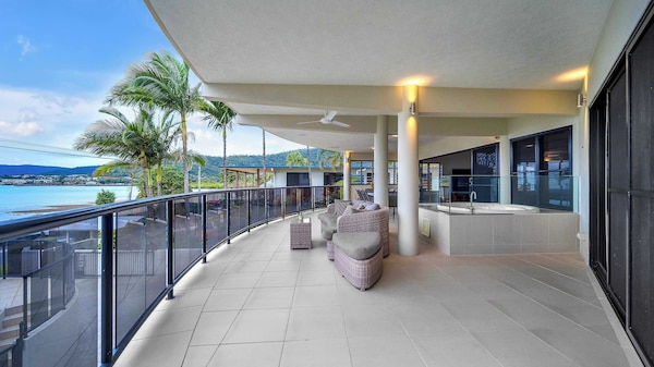 Whitsunday Escape - Beachfront With Swimming Pool - Whitsundays
