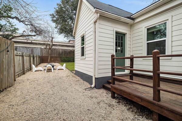 Charming Cherrywood Bungalow | 2br | Firepit | Ut - Austin, TX