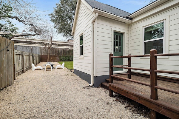 Charming Cherrywood Bungalow | 2br | Firepit | Ut - Austin, TX