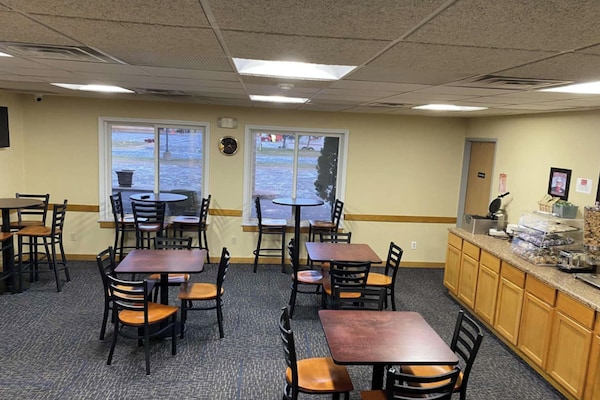 Coratel Inn And Suites By Jasper Riverfalls - Standard 1 King Bed Non Smoking - Hudson, WI