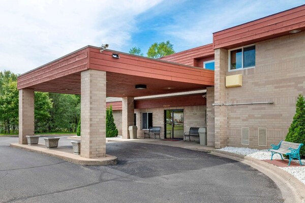 Coratel Inn And Suites By Jasper Riverfalls - Comfort 2 Queen Bed Non Smoking - Hudson, WI