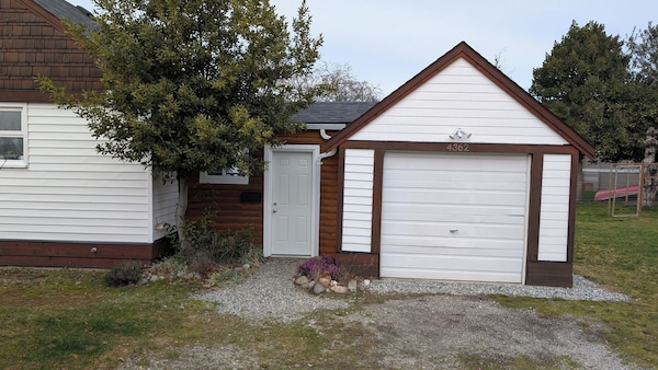 Coastal Ocean View Cottage W/ Hot Tub - Powell River