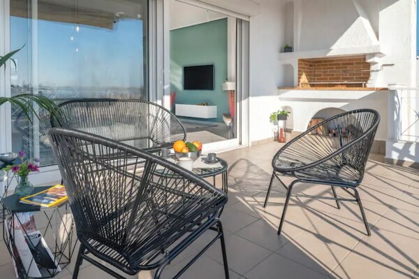 Bright 3bdr Apt With Roofgarden, Jacuzzi - Grecia