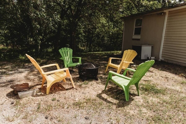 One-acre Hideaway | Cozy Retreat With Fire Pit - Columbia, MD