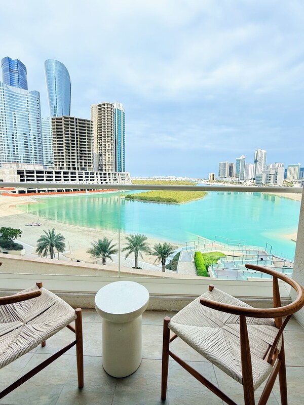 Luxury Boho Retreat With Serene Lagoon Views - Abu Dhabi