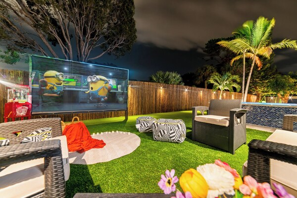 The Grand Luxe Villa Near Beach, Heated Pool &Spa,game Room,outdoor Cinema,chess - Boynton Beach, FL