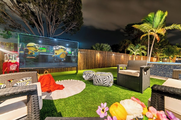 The Grand Luxe Villa Near Beach, Heated Pool &Spa,game Room,outdoor Cinema,chess - Boynton Beach, FL