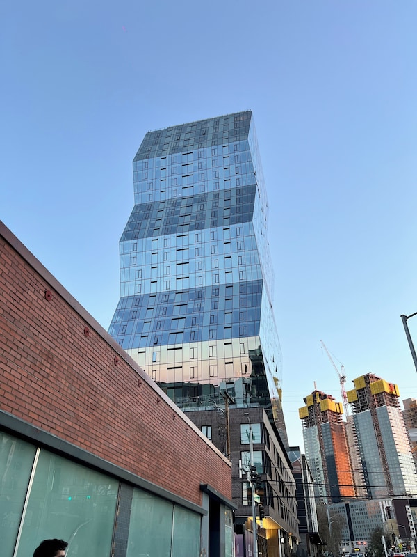 Lease Takeover: Spacious, Well-lit, Modern Slu Studio With Amazing Lake View - Seattle, WA