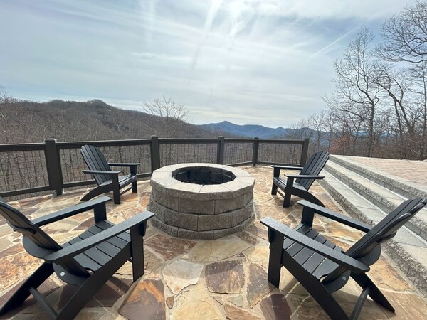A Bear's Cave- Brand New Log Cabin - Cherokee, NC