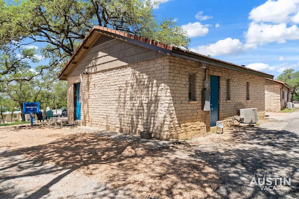 Walk To Lake Travis & Free Waterpark! Glamping Bungalow, Patio W/ Grill+firepit - Lake Travis, TX