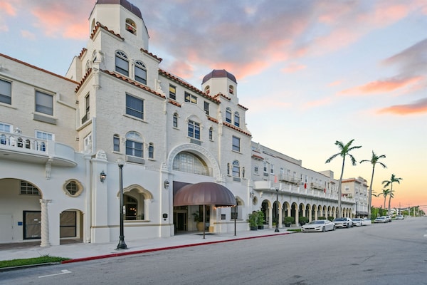 Walk To Ocean! Pool! Free Wifi! Valet! Bikes! Kitchen & Ample Amenities! - Palm Beach, FL