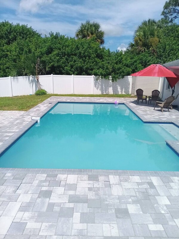 Beautiful 3-bedroom House In North Port With Heated Pool Minutes From Downtown - North Port, FL