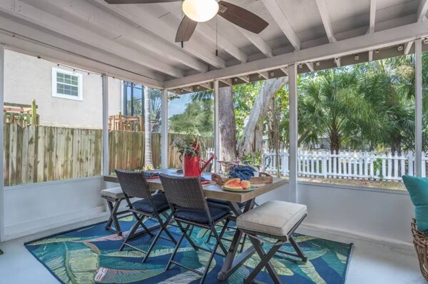 Annie's Urban Escape | 5min->downtown | Hottub - Sarasota, FL