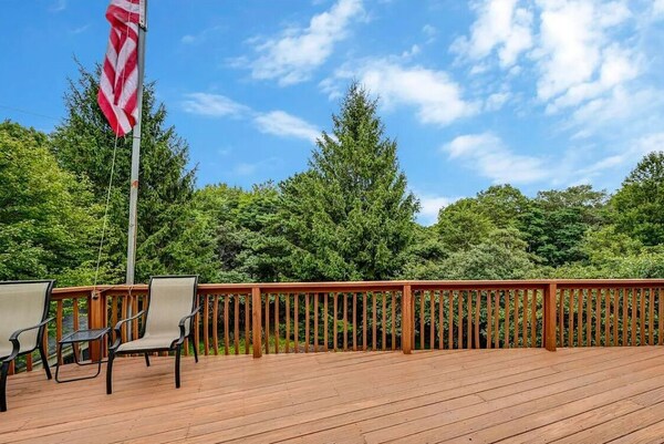 Tons Of Space! 2 Floors,huge Deck,2 Fireplaces,all New Beds. Near Beach/lake/ski - Jim Thorpe, PA