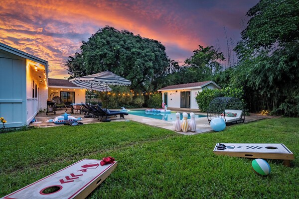 Spacious Palm Beach Paradise With Heated Pool  And Backyard Games - Palm Beach, FL