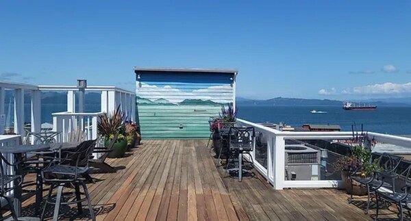 Beautiful Room W/ Original Artwork | Perfect For A Relaxing Stay | 2 Suites - Astoria, OR