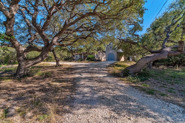 Gorgeous Hill Country Getaway On 5 Acres! 2 King Beds/1 Queen. 30 Min To Austin - Driftwood, TX