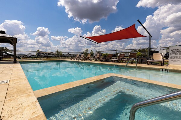 Amazing Hill Country Getaway With Breathtaking Views W/ Pool & Spa - Spicewood, TX