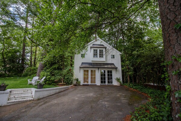 Gorgeous Historic Carriage House With Fine Furnishings And Modern Amenities - Atlanta, GA