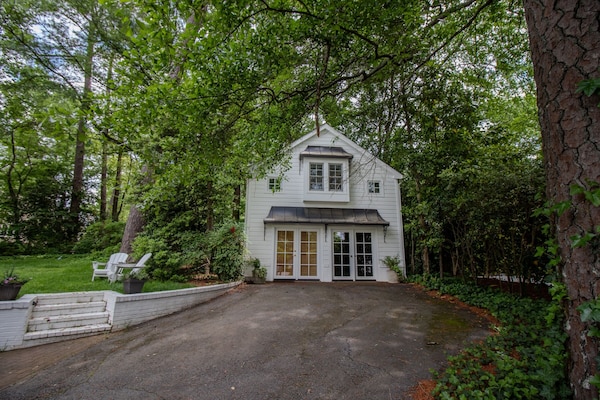 Gorgeous Historic Carriage House With Fine Furnishings And Modern Amenities - Atlanta, GA