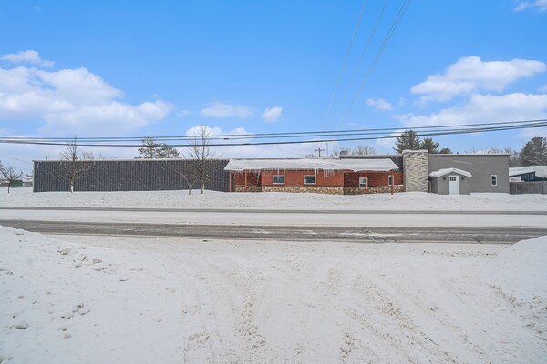 Luxurious Lodge W/ 8-lane Bowling Ally, Great Location Next To Lakes & Trails - Míchigan