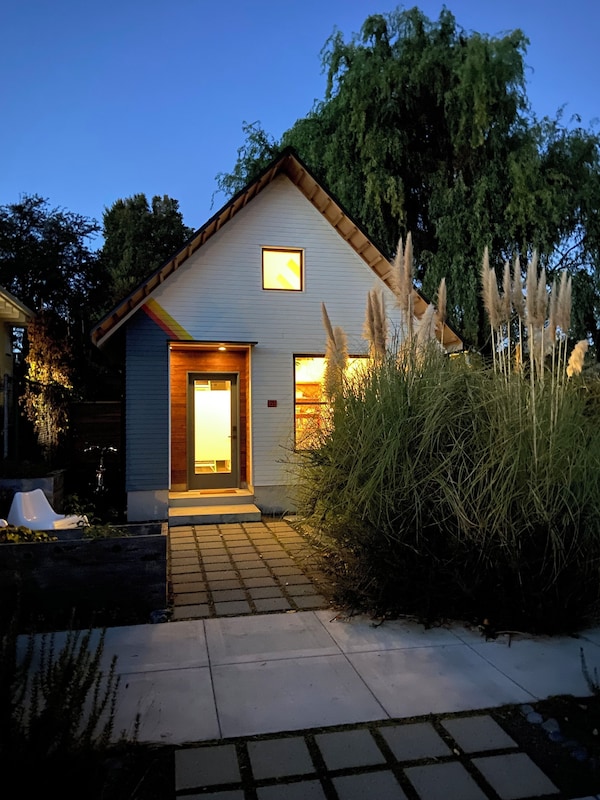 Modern Guest House In The Vibrant Sabin Neighborhood - Portland, OR