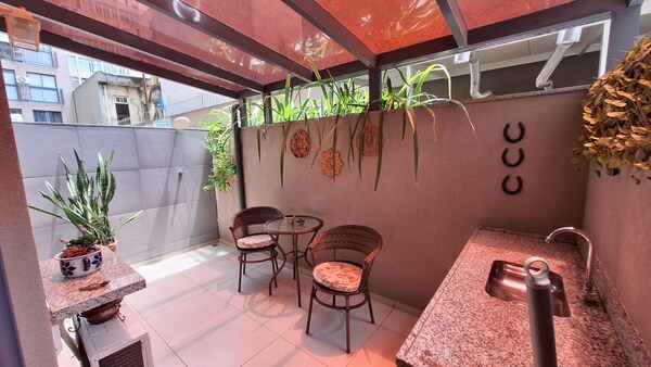 Apto Moderno Com Miniquintal Próprio E Piscina - Glória