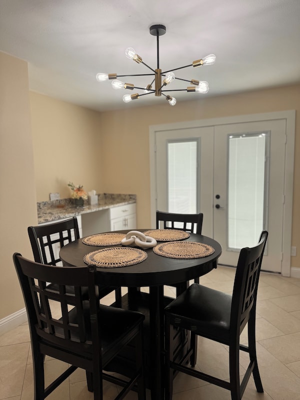 Charming 3-bedroom Home With Parking Just Mins Away From Arlingtons Stadiums! - Cedar Hill, TX
