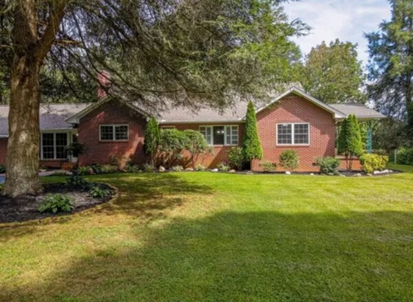 Charming Franklin Home  Noon Check-in & Check-out, 2 Living Rooms, One Level - Franklin, NC
