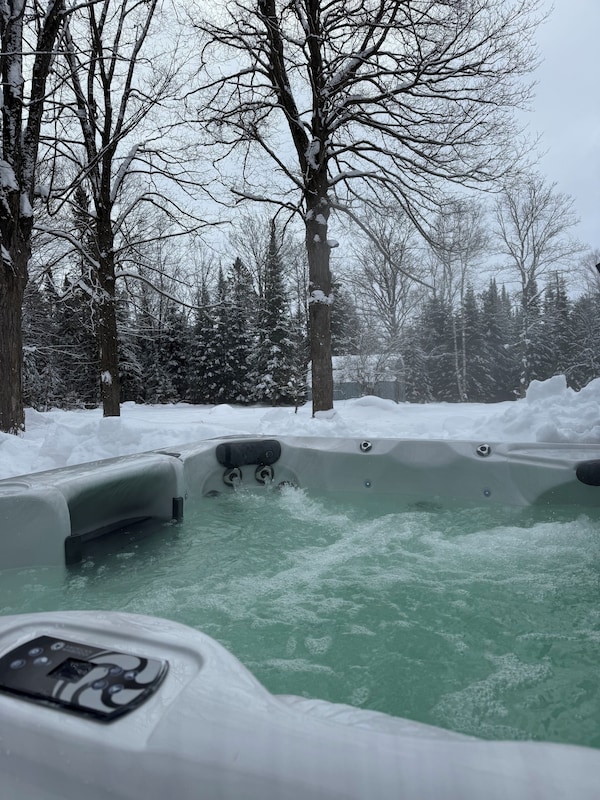 Charming 3-bedroom Chalet With Hot Tub / Bbq /  Fireplace / Ac In Flesherton - Ontario