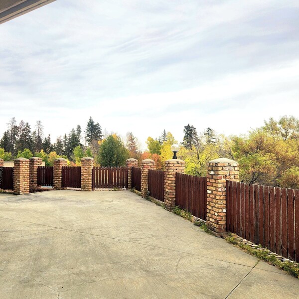 Beautifully Reno'd Two Bedroom Condo In Convenient Location At Checkmate Hill - Red Deer