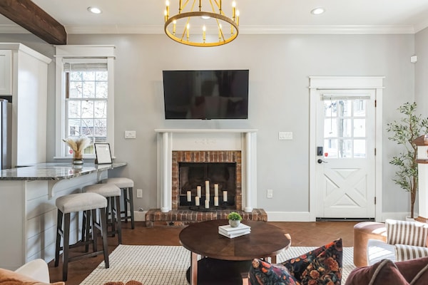 Charming 3-bedroom Downtown Home W/ Parking, Wifi And Ac In Savannah - Savannah, GA