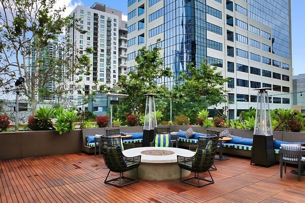 3 Urban Elegance: Contemporary Retreat Near Little Italy & Gaslamp Quarter - Little Italy - San Diego