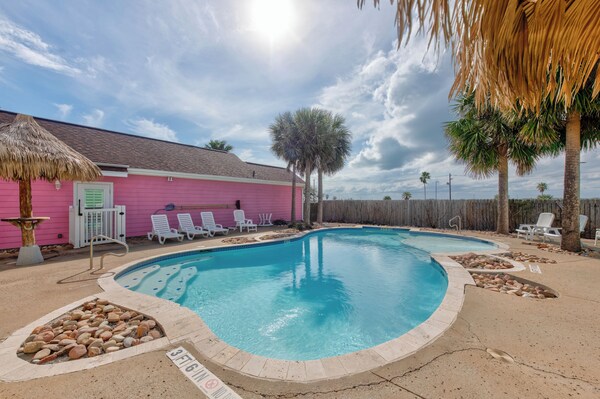Private Fully Fenced Cabana! Close To Beach! Pets Ok! Resort Style-pool, Games - Corpus Christi, TX
