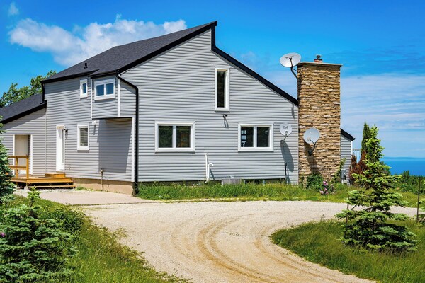Scenic Chalet On Top Of The Blue Mountains With Hot Tub, Game Room And Deck - Ontario