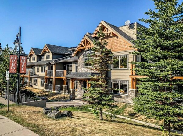 Cozy Mountain Retreat, Hot Tub, Gym, Free Parking, Wi-fi, Up To 4 People! - 캔모어