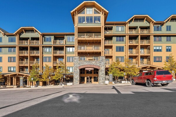 Spacious 3 Bedroom Condo With Incredible Ski Access / Hot Tub / Gym / Underground Parking - Whitefish, MT