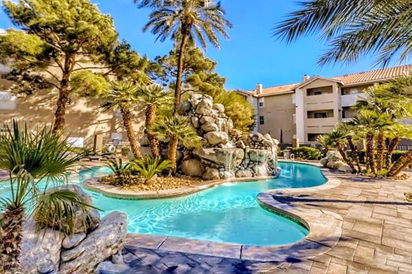 Awesome Strip Views! Heated Pool, Hot Tub & Gym! - Las Vegas, NV