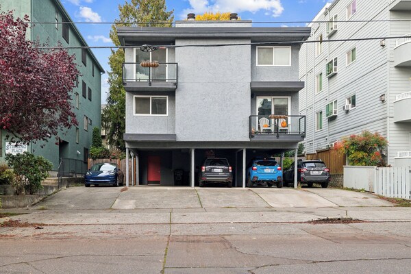 2 Bedroom, 1.5 Bath Condo W/free Parking, Kitchen, Wifi, W/d & 97% Walk Score - Phinney Ridge - Seattle