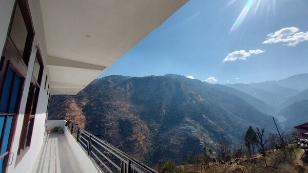Quaint 4-bedroom House In Kumarsain With Stunning Mountain Views - Narkanda