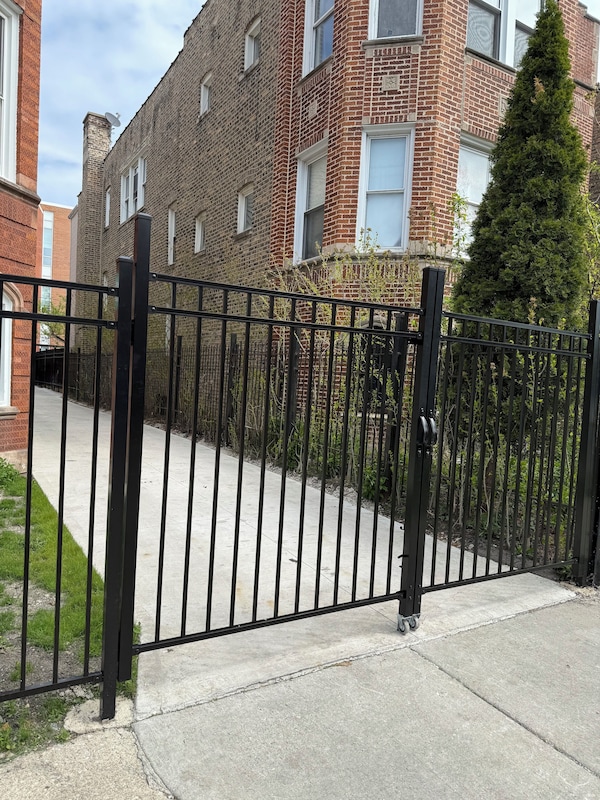 Your Chicago Home Base 4br, 2ba, Sleeps 13, Ideal For Families & Groups! - Chicago, IL