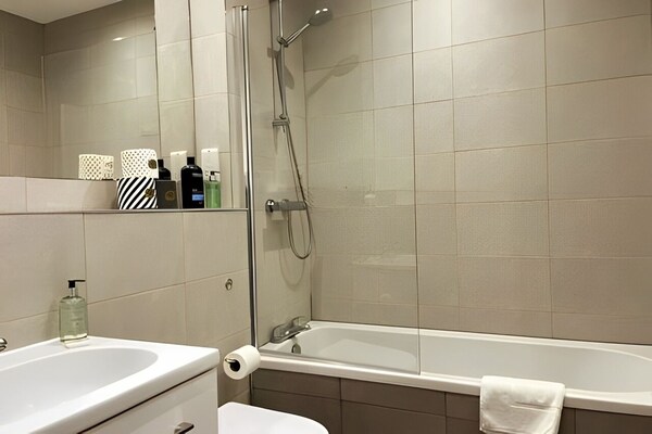 Adjoining 1 Bedroom Apartment Leith Tram Station (B) - Leith