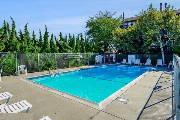 Bayfront Ground Level Condo W/ Pool, Tennis Courts & Scenic Views - Harbor Sails #104 - フェンウィック・アイランド, DE