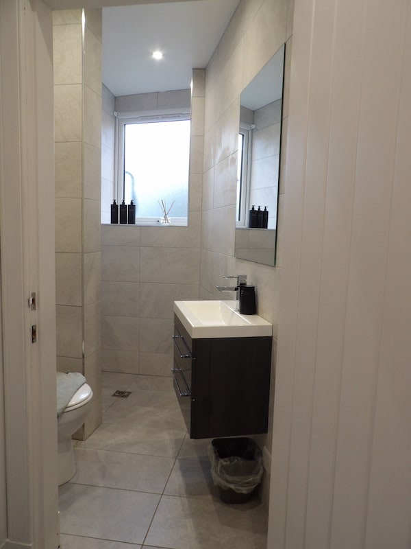 Adjoining 1 Bedroom Apartment Leith Tram Station - Edinburgh