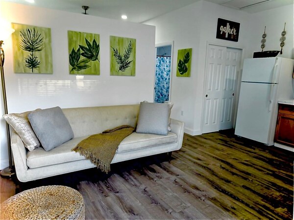 Cozy 1-bedroom With Wifi And Ac In Welcoming Sarasota - Sarasota, FL